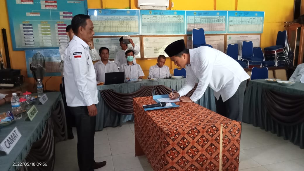 Kades Samadani Lantik Agung Habibillah sebagai kasi KESRA desa ma ...